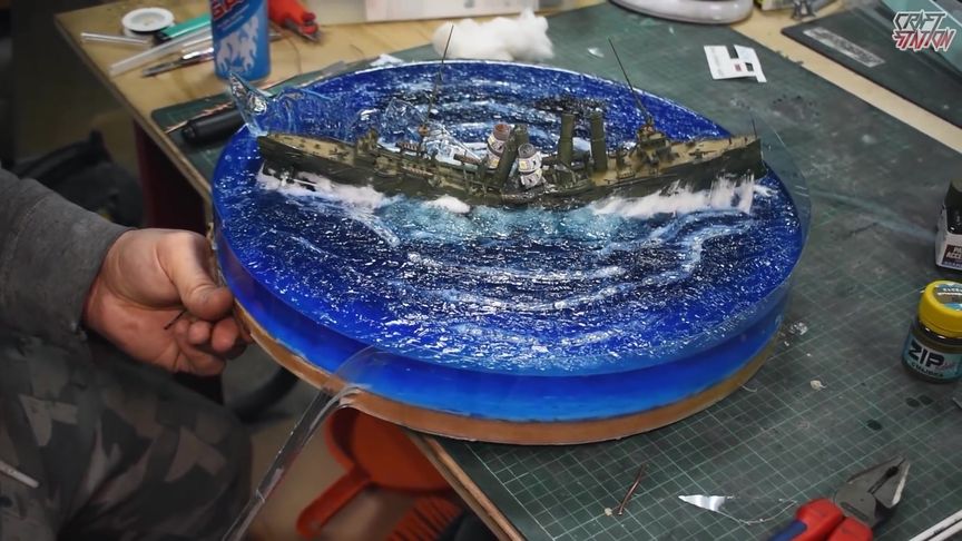 模型制作被击毁的军舰