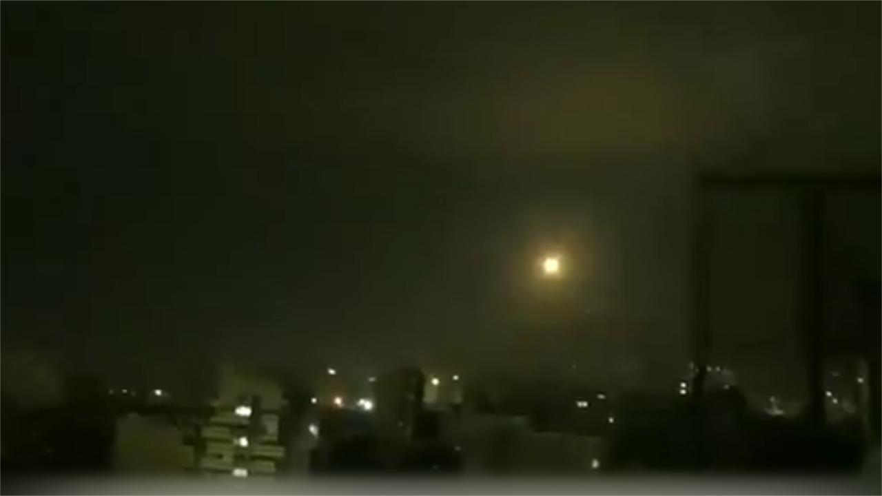 以色列空袭叙利亚南部 导弹从居民楼顶呼啸而过 防空系统空中拦截