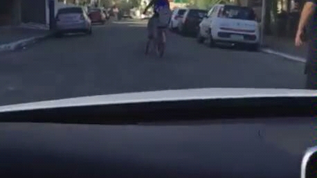 小哥骑自行车撞上路边轿车,当场人车分离,哈哈哈哈哈哈