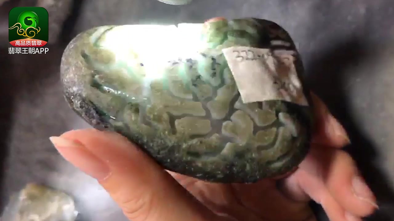 翡翠原石讲解会卡场口种水料大面积开窗晴底色_翡翠王朝