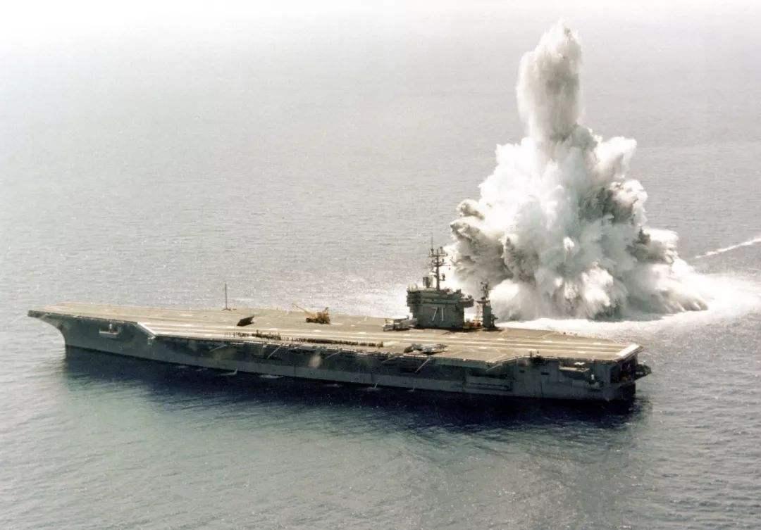 一颗2.3万吨核弹在近处爆炸结果会如何?美军航母甲板被直接掀翻