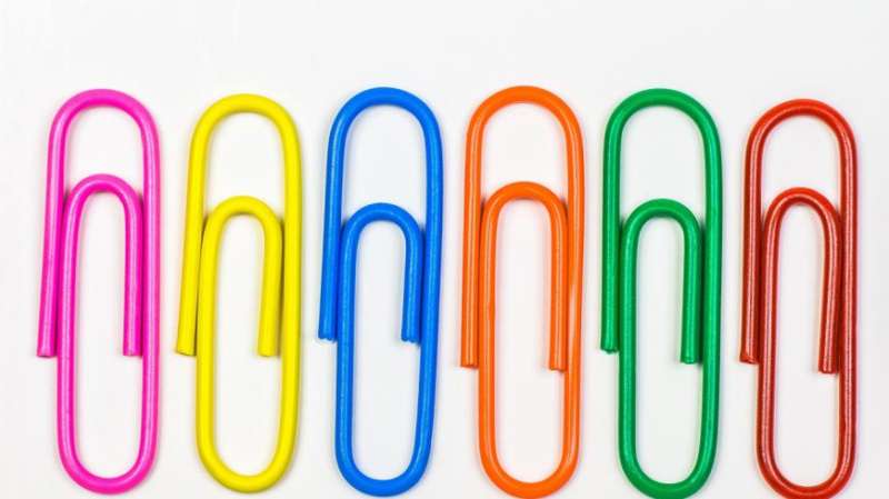 小小的回形针竟然有如此的功效,生活中再小的东西都有它的妙用