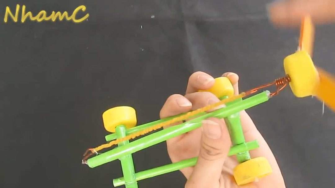 制作一个橡皮筋动力纸车玩具