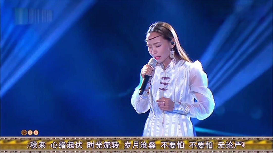 彝族妹子一首《不要怕》,霸气献唱家乡歌曲,开口全场都安静了!