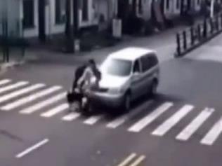 行车不注意简直害人害己!电动车摩托车更要注意!