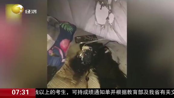 最担心的事情发生了!充电宝半夜无故自燃,女大学生床铺被烧毁