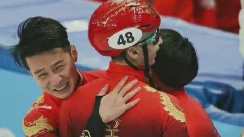 1000米决赛召回后的第二枪,武大靖体力不支时帮任子威卡住位置,并碰...