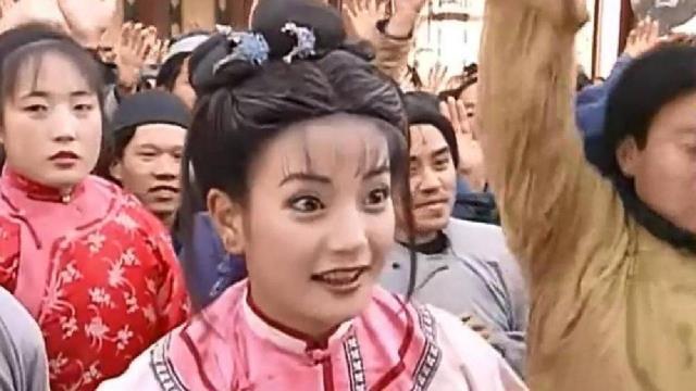 《还珠格格》:抛绣球招亲,小燕子帮永琪抢绣球,永琪却直瞪眼