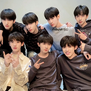 小熊软糖喂霖霖兔 