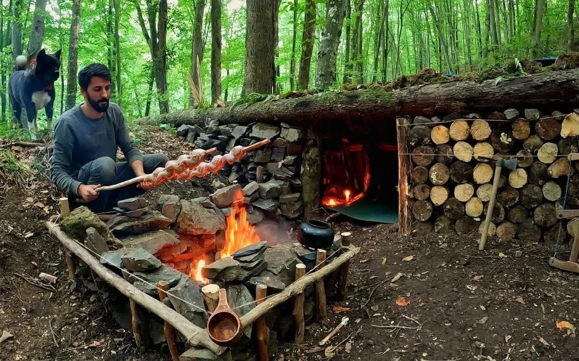 露营、建造木头和岩石森林房屋和壁炉、鹌鹑烹饪