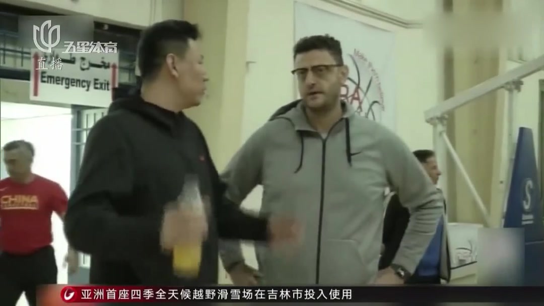 备战世界杯预选赛中国男篮抵达约旦展开训练