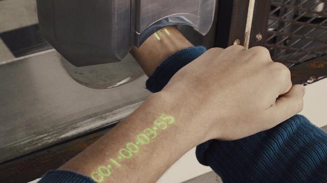 未来人类一出生就标明死亡时间,为了活下去,不得不拼命挣时间