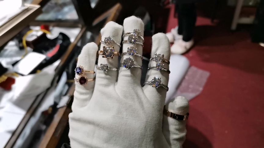 看看工厂怎么制作钻石戒指,十几件钻戒带满双手,漂亮不