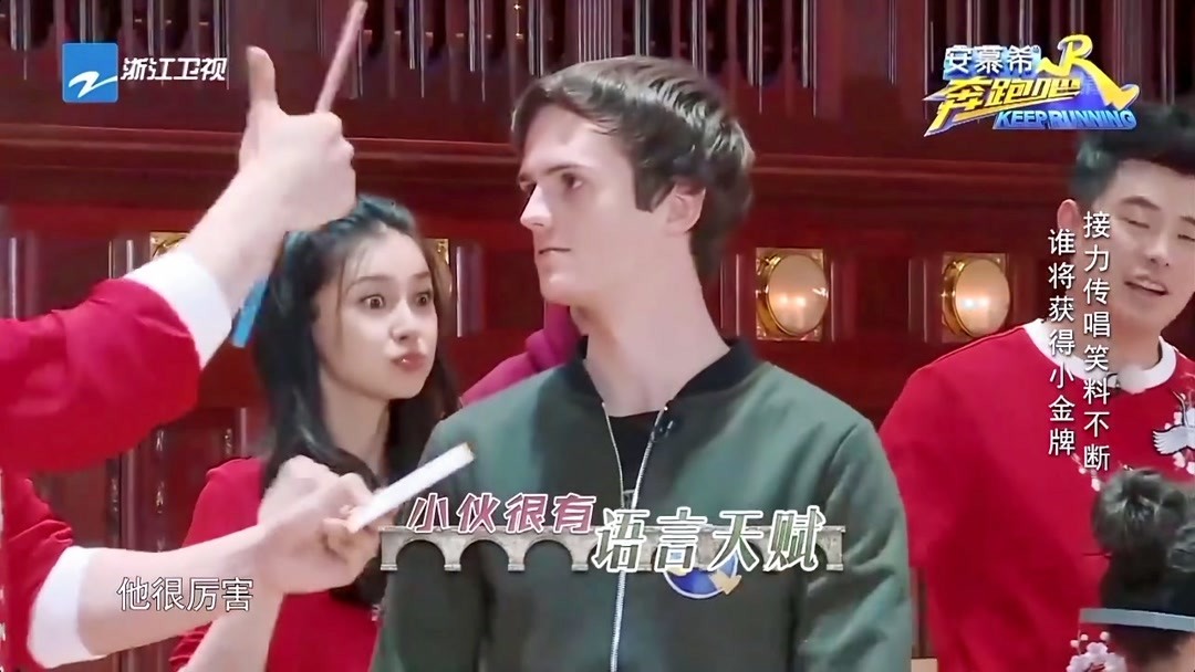 奔跑吧:朱亚文教唱《好汉歌》,谁料表情太凶悍,老外被吓哭了