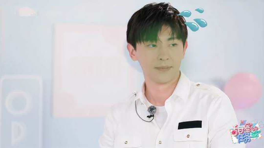 邓伦超开心的为粉丝拆盲盒,谁料一打开,伦哥立马脸都绿了丨访谈