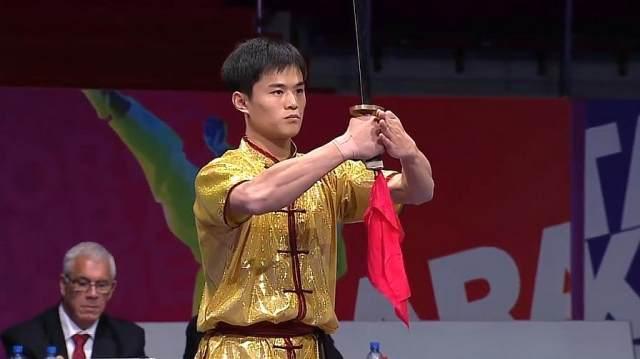 中国小伙表演武术套路,动作潇洒,拳法有力,太酷了