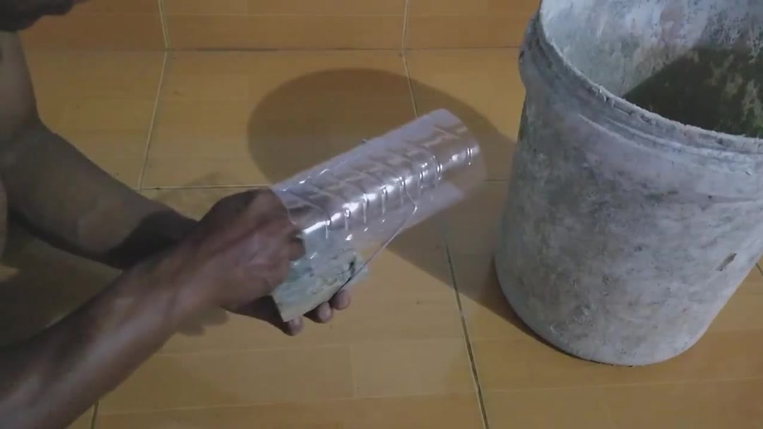 用水瓶和水桶制作出来的捕鼠器,老鼠乖乖的自己掉进去