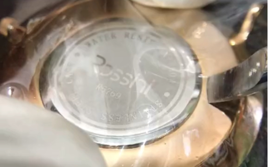 我们专业,我们尽可能做到无痕修复手表,无痕开启后盖!