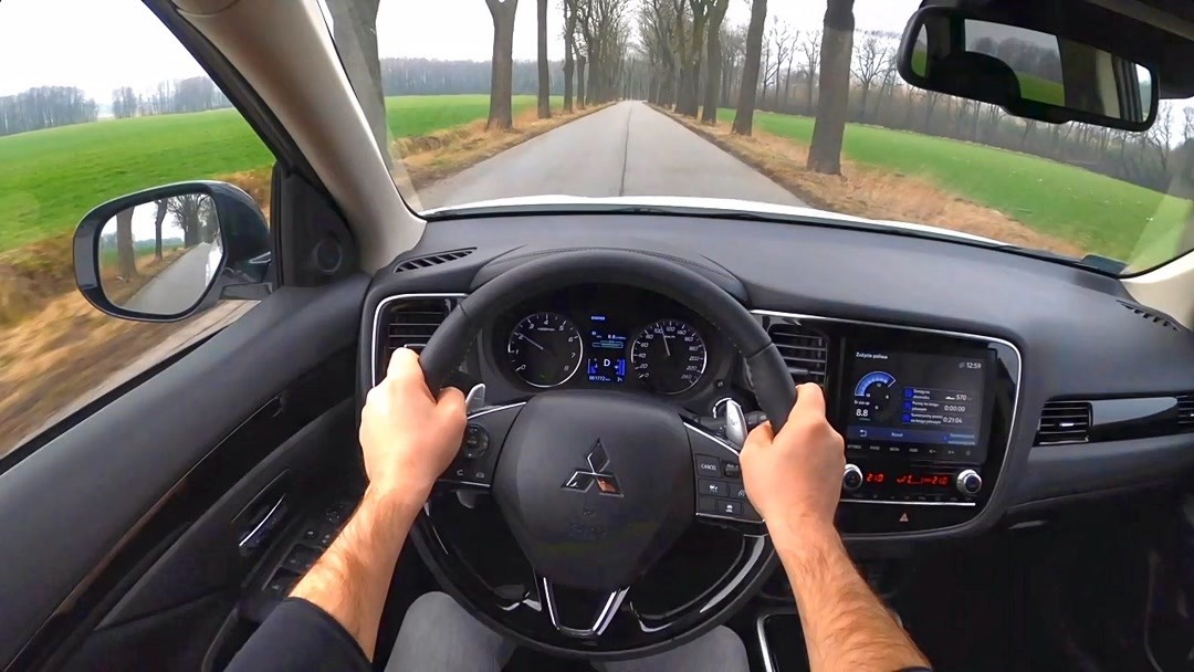 2020款三菱欧蓝德高配版试驾,坐进驾驶座上路,才知道视野多宽阔