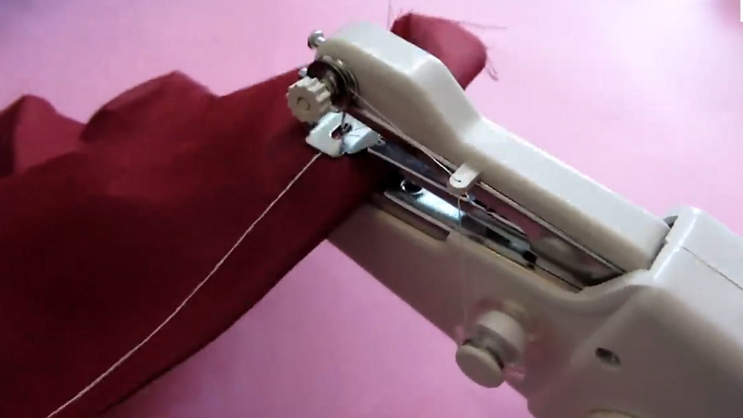 国外牛人发明订书器缝纫机,靠电池供电,走到哪里缝哪里