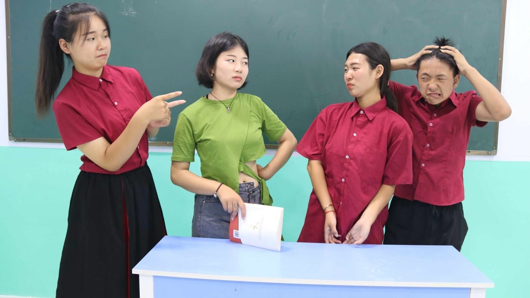 俩学生说肚子疼上厕所,没想被老师一眼识破谁在撒谎,结局太逗了