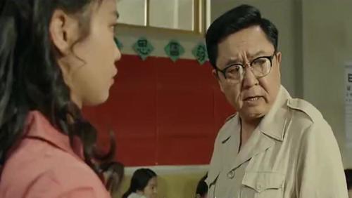 新来班主任经验丰富,坏学生立马原形毕露