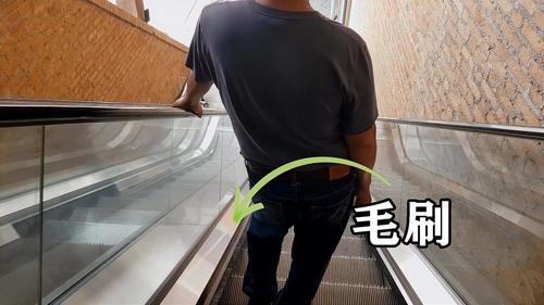 自动扶梯是如何运作的?在手扶电梯旁边的那排毛刷,有什么作用?