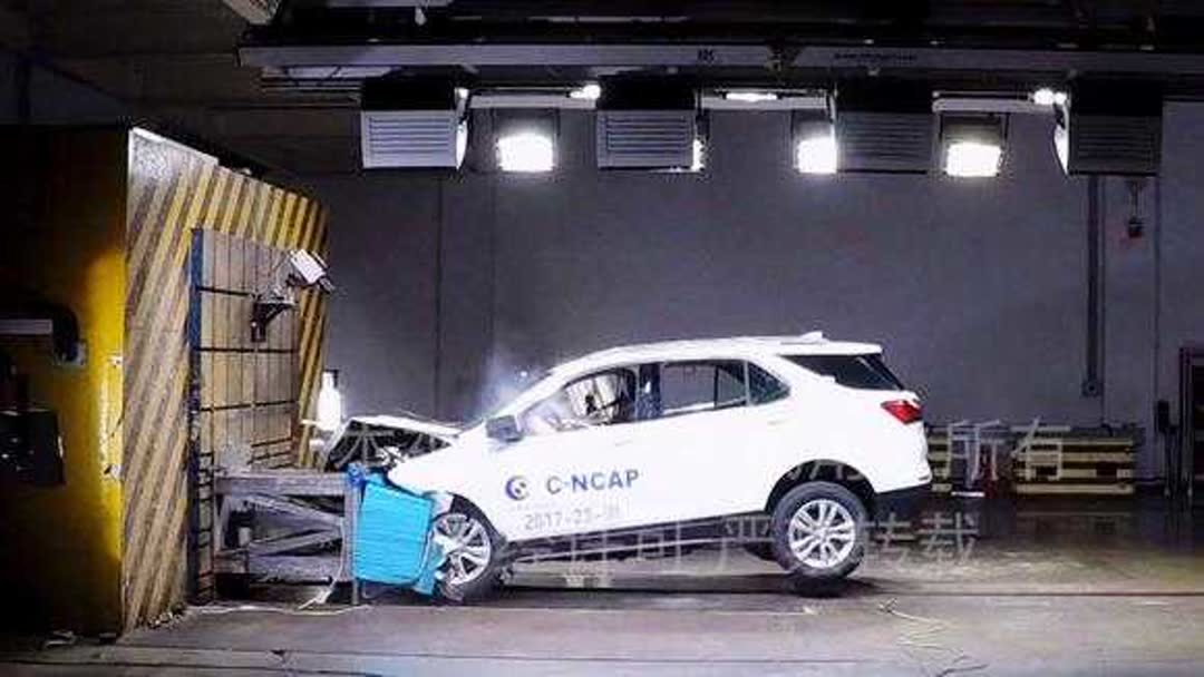 看看探界者以64公里时速正面40%偏置碰撞后会发生什么