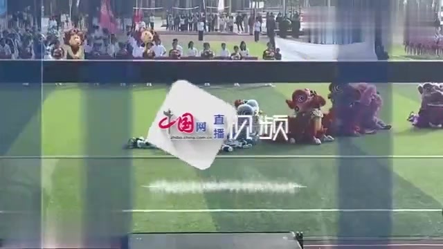 反差萌!运动会上舞狮表演时狮尾总是可可爱爱