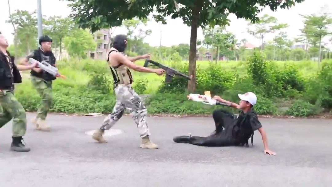 搞笑CS枪战-王者美女秒强敌,狠起来就是帅