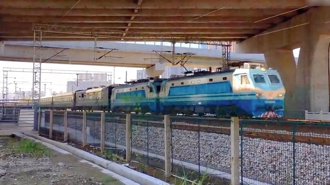 罕见SS8双机牵引的火车 永州至上海南K576次快速通过杭州段