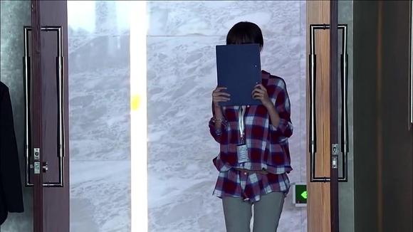 美女送计划书到总裁办公室,总裁叫他窗口挡太阳