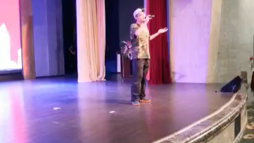 《月半小夜曲》(公司年会)第一次对着一两百人唱歌,好紧张~还好发挥...