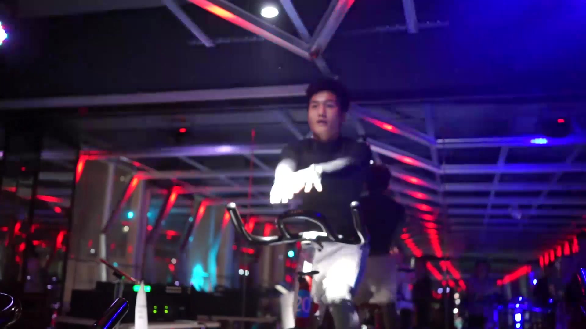 动感单车视频我们健身房开门了但是操课还不能开