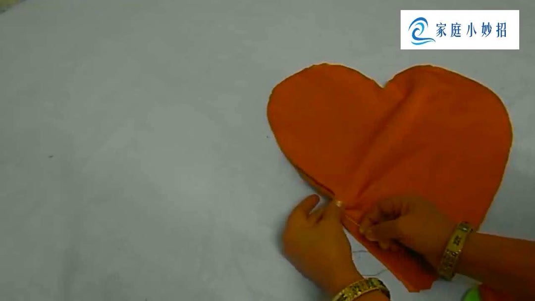 抱枕不用买,纯手工制作,用家里的旧衣服就能改造个漂亮的作品