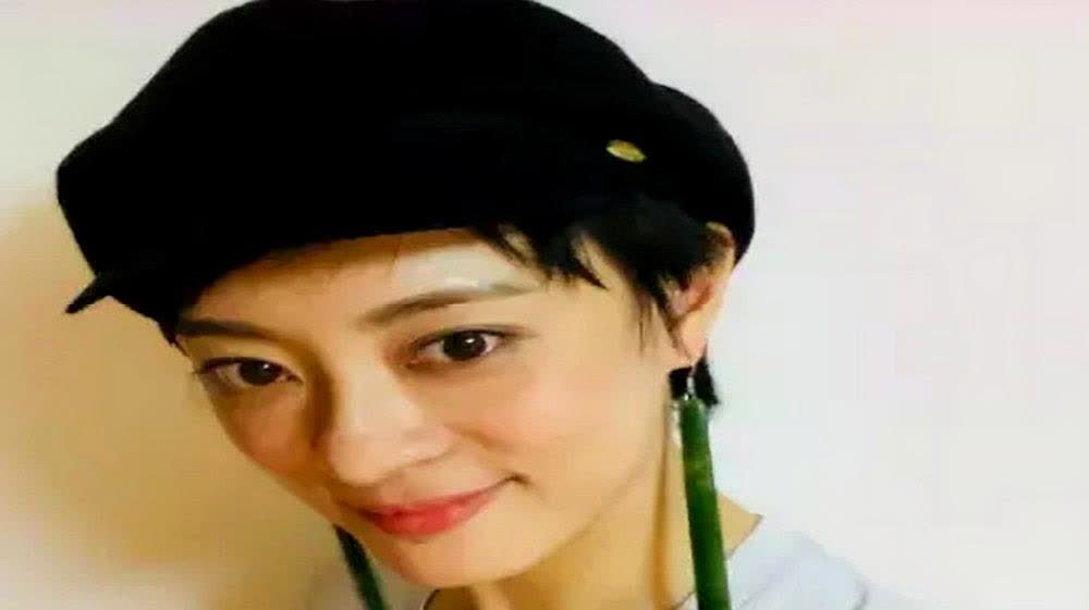 孙俪戴邓超送的超长耳环,吐槽像筷子又像刮痧板,自嘲脖子不够长