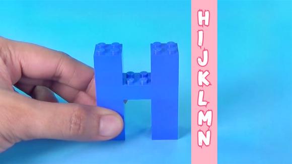 积木玩具:用积木拼接26个英文字母HIJKLMN