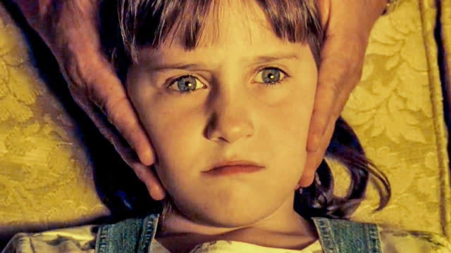 女孩不喜欢看电视,爸爸竟抓着头让她看,结果可怕的事发生了