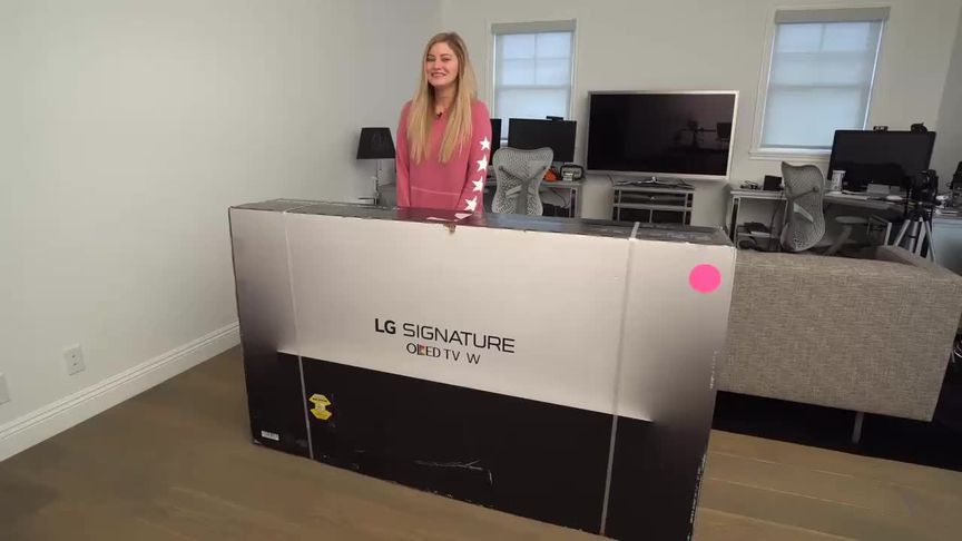 妹纸入手了一台高档的显示器,玩起游戏真让人羡慕!