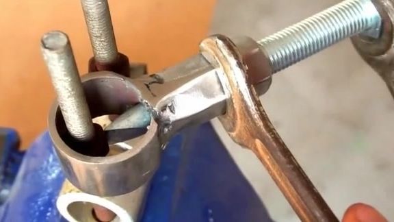 教你用废旧钢管打造一个很实用的工具,太厉害了