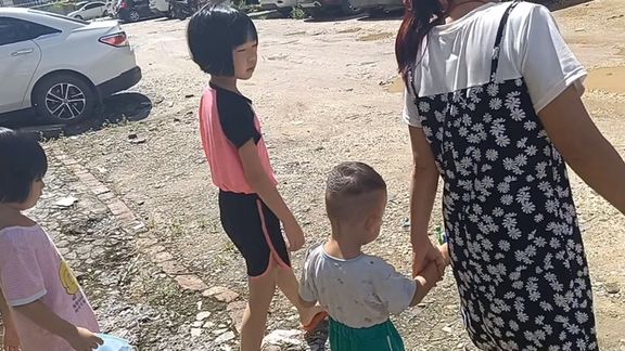 开学后难得的第一礼拜天,夫妻俩带小孩们去购物逛街又要花钱了!