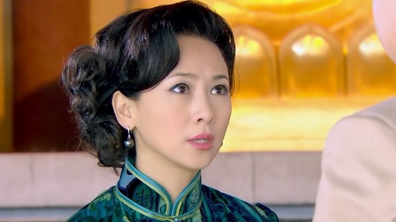 小伙告诉母亲,遇见一个和他长的一模一样的人,母亲听完慌了!