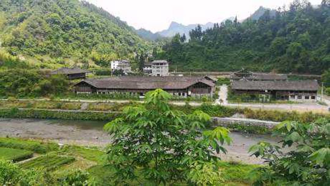 农村古老的木结构建筑、就像民间皇宫、可惜荒废人间没人要