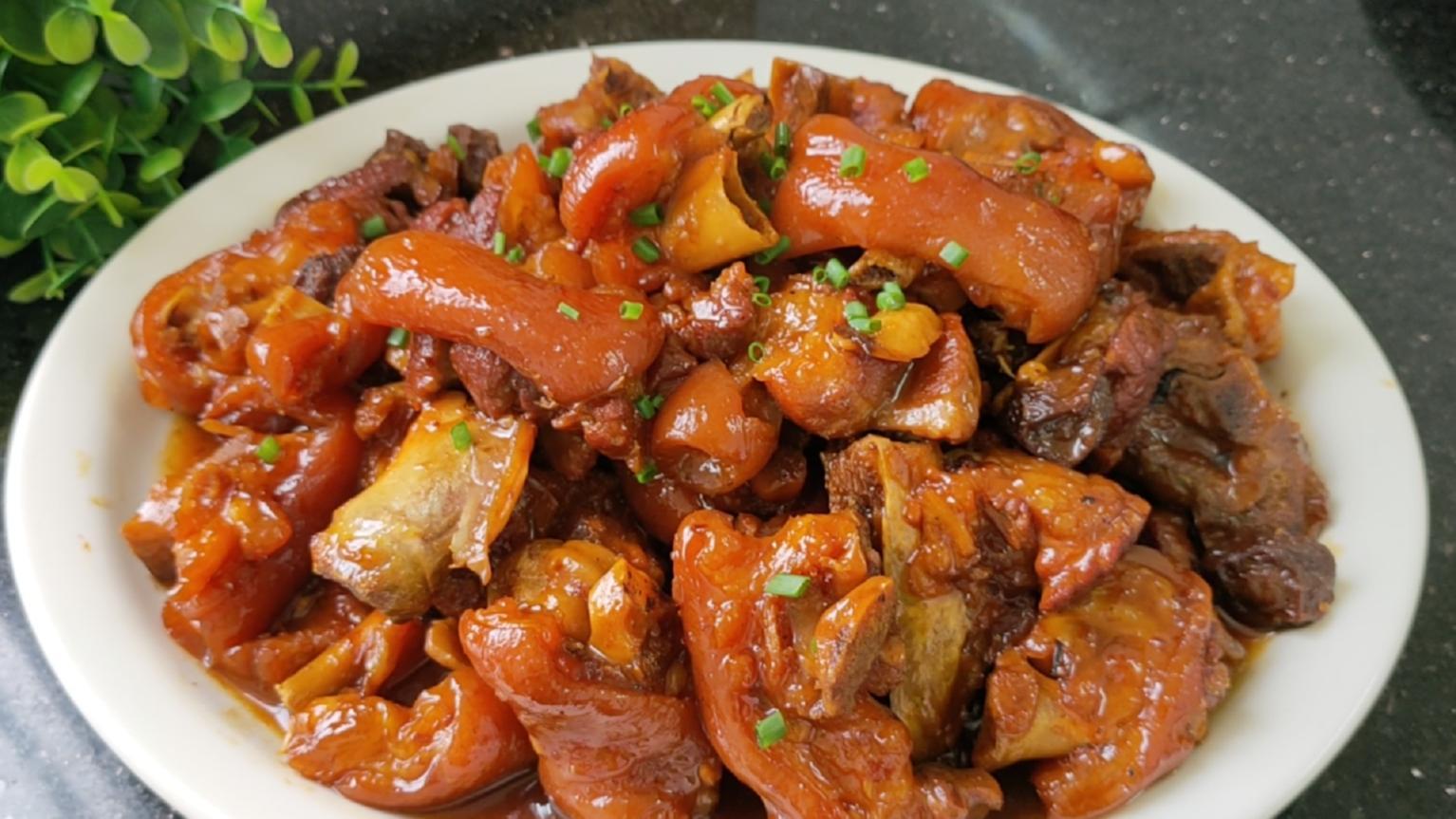 做猪脚,切记不要乱加大料,这一个做法我家百吃不腻,简单又好吃