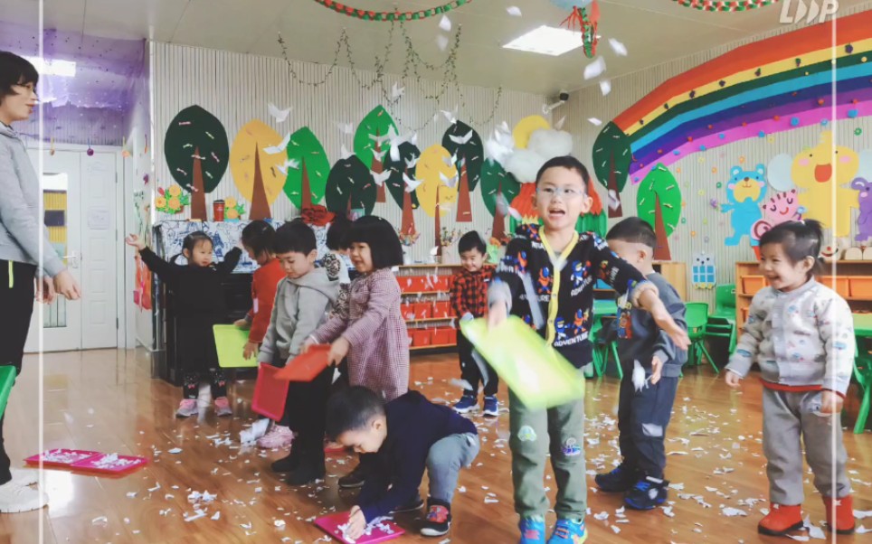 小班撕纸游戏——下雪啦!