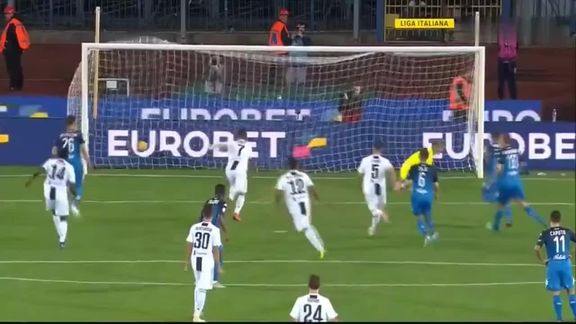 C罗这一脚射门太帅了!直接越过对方多人把球射进