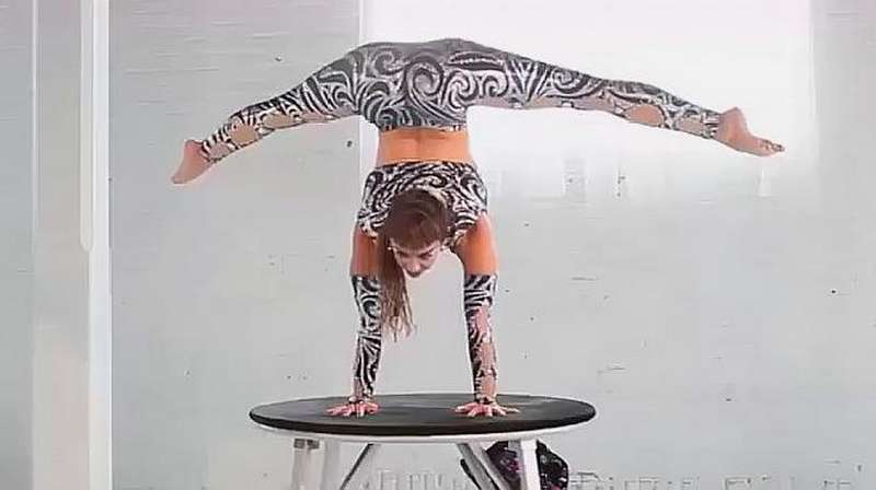 倒立一字马!性感女子室内柔术表演,身体柔韧性好的不敢相信