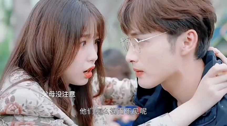 男二装瘸进游乐园被嫌弃,只能玩旋转木马,男主把女主照片原图发朋友...