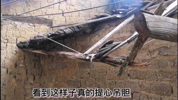 这样子的破旧的房子就在路边,经过时都提心吊胆,希望房主人重视