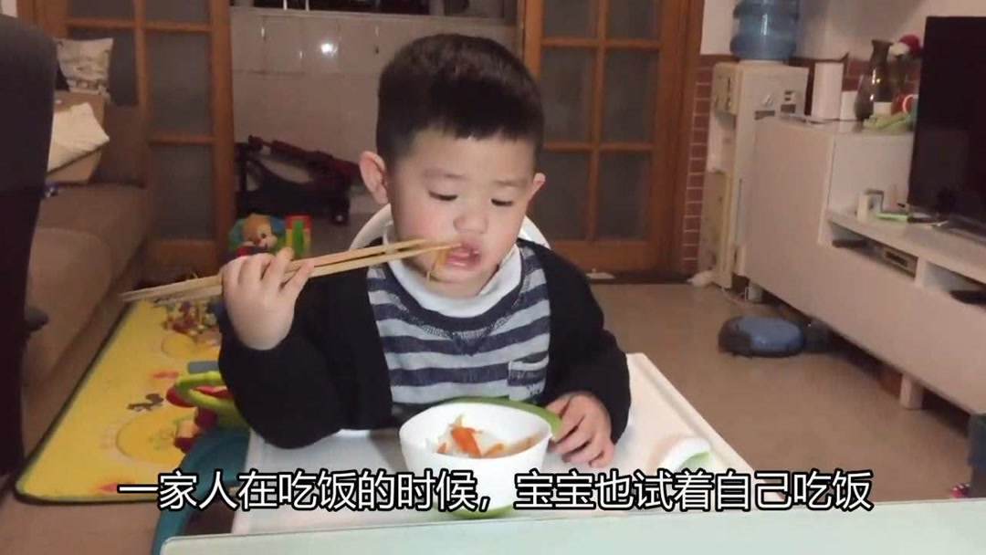 宝宝不会用筷子?妈妈可以尝试这么做,帮助宝宝快速学习使用筷子
